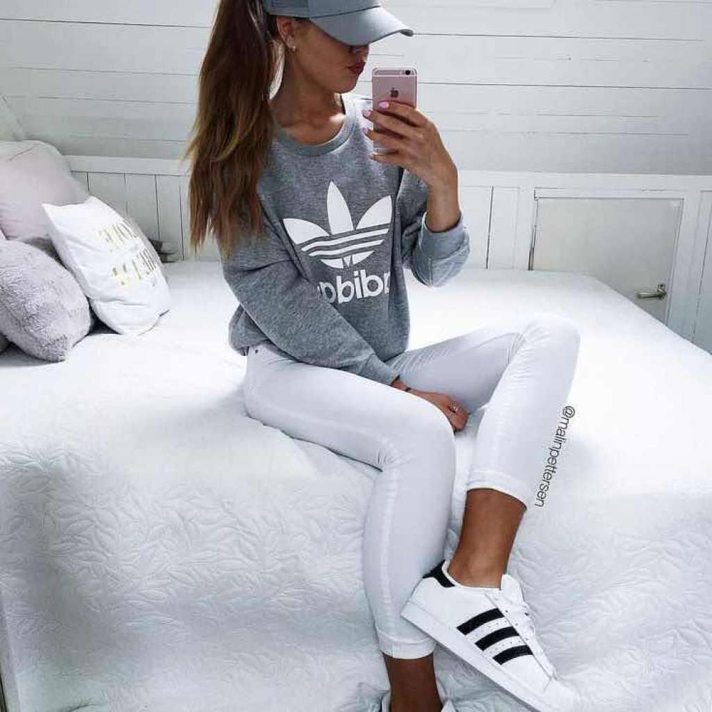 30+ Outfit con Tenis Blancos para lucir Casual y Juvenil
